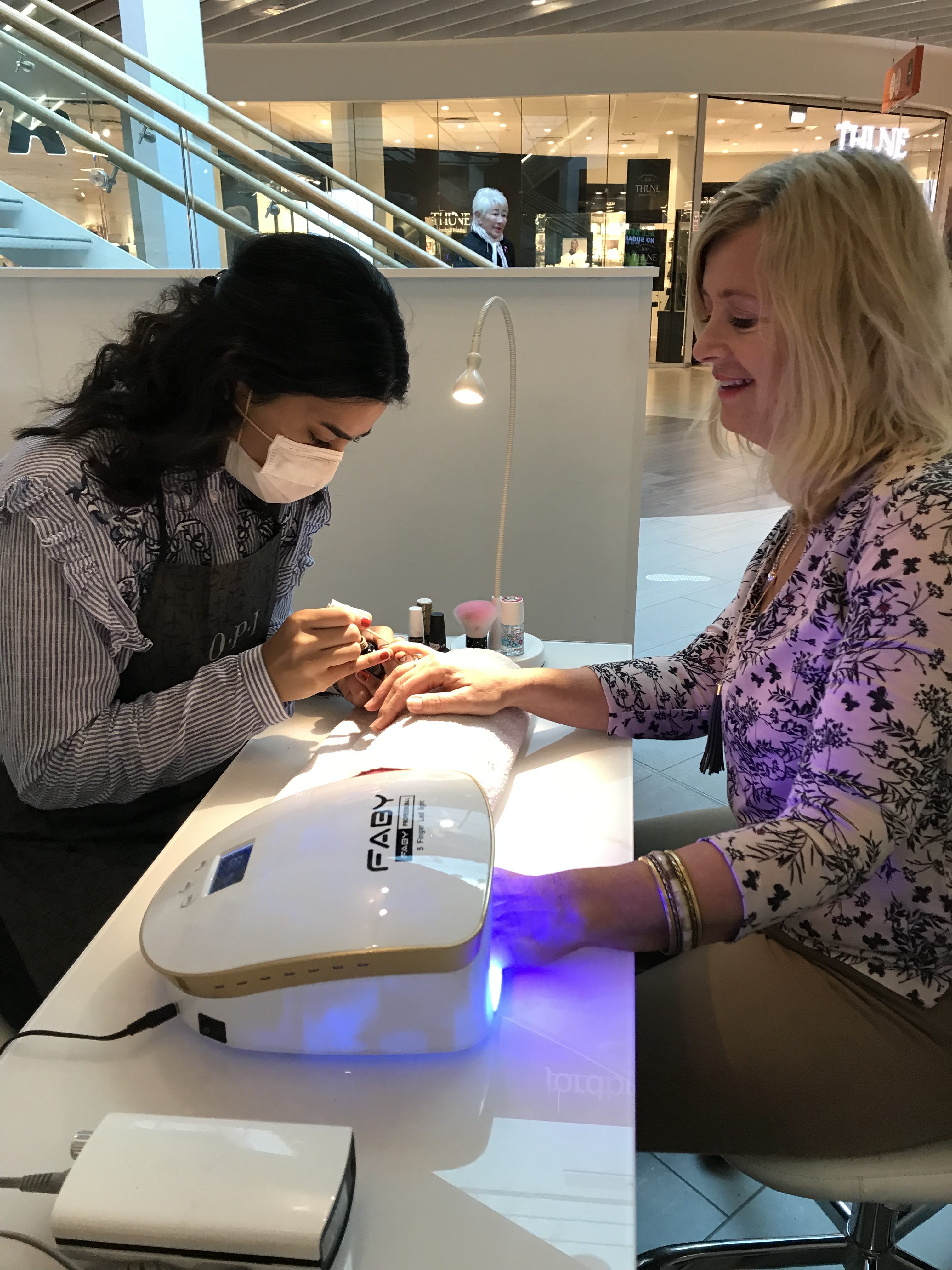 Korte negler med lakk er fresht - Helsetine