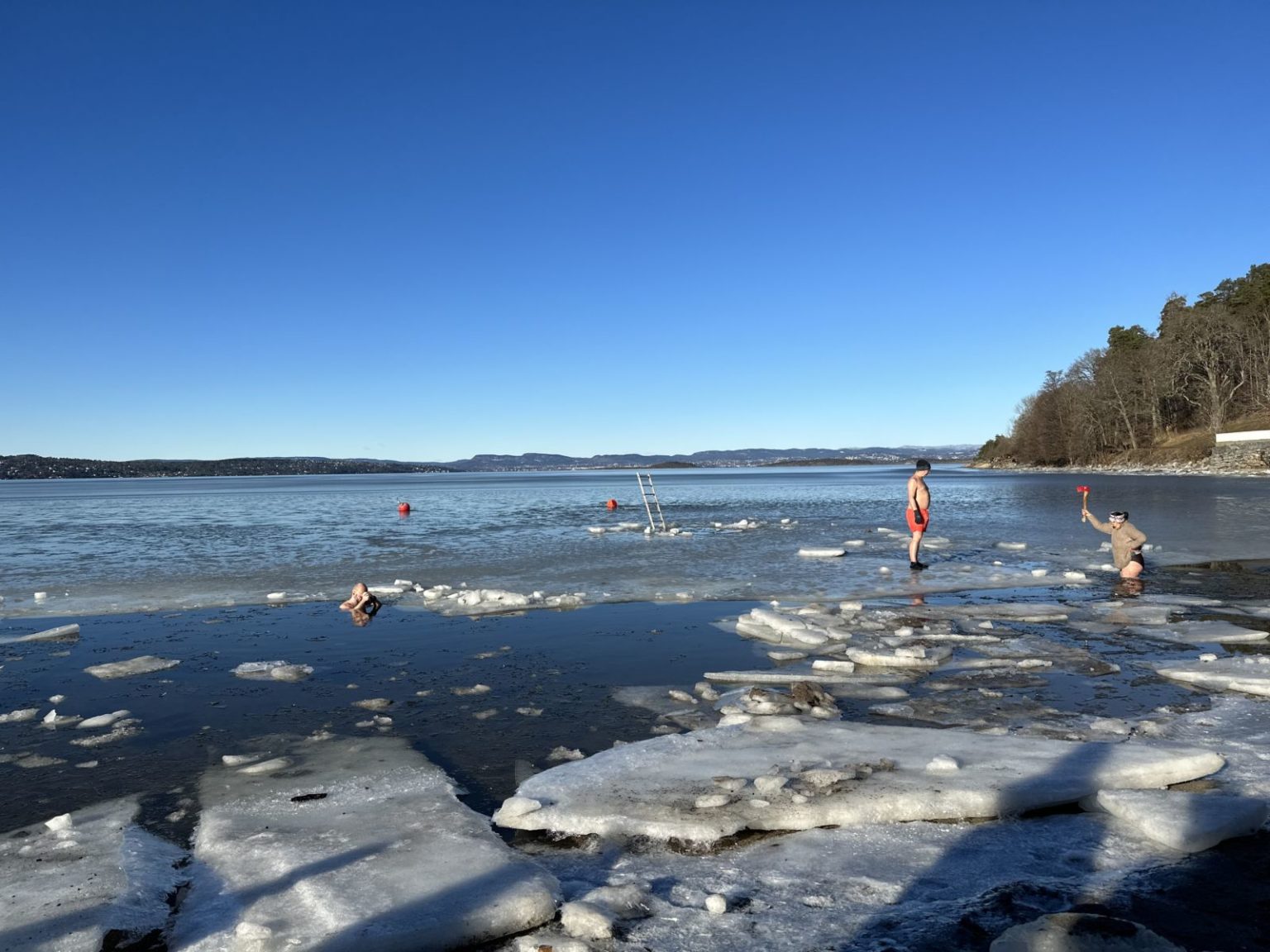Ruset på isbad: Vinterbad utløser endorfiner og er et naturlig dop ...